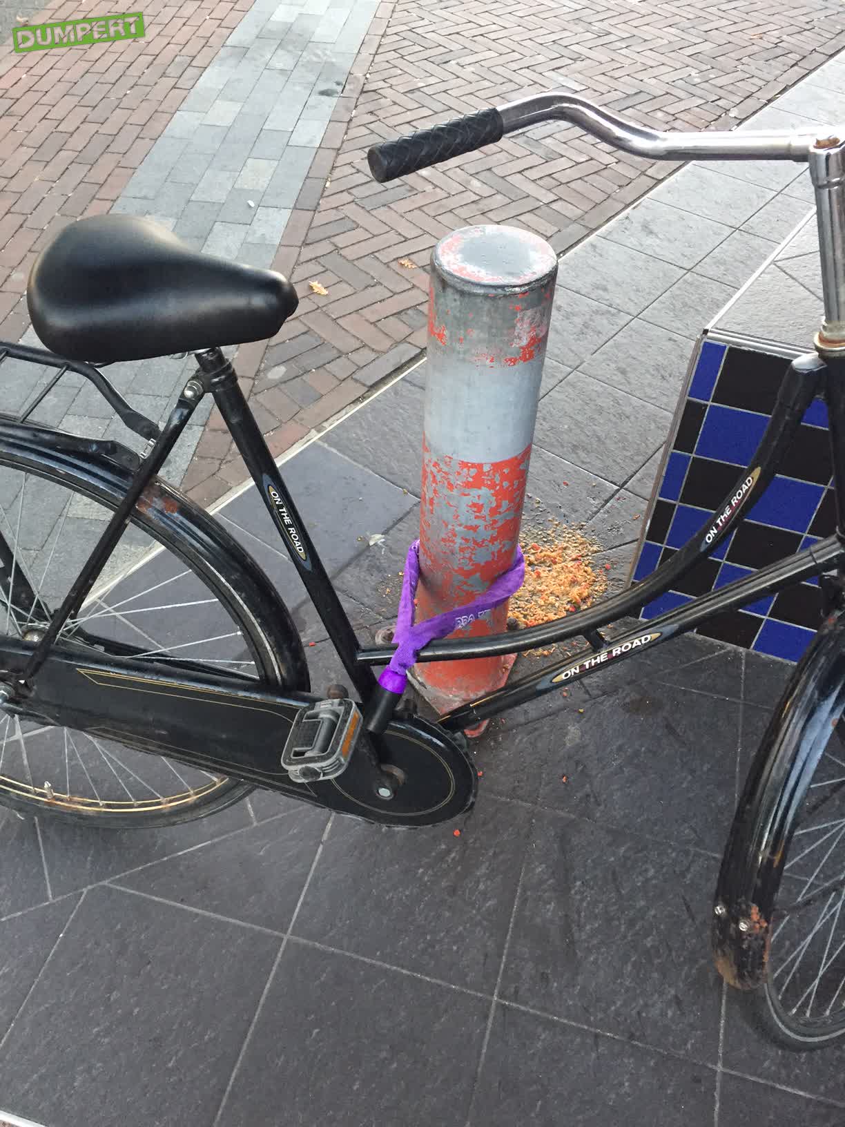 DUMPERT - Vrouw zet fiets op slot...