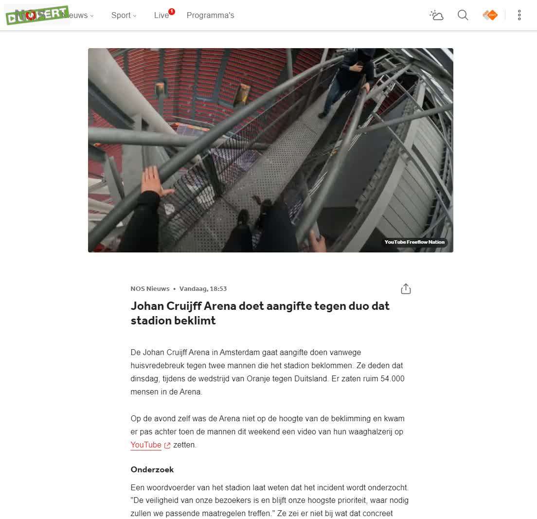 DUMPERT - Arena beklimmen tijdens voetbalwedstrijd