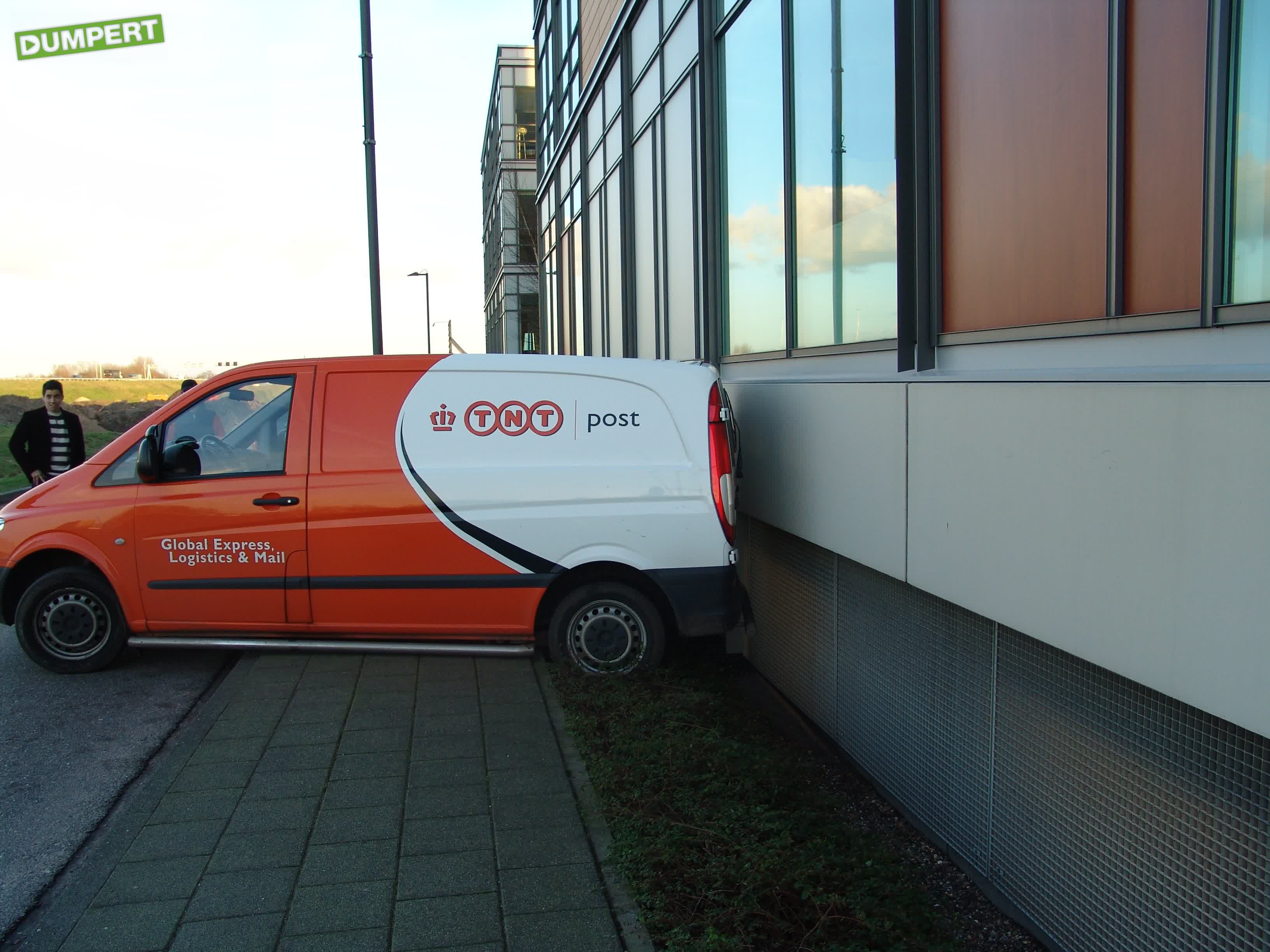 DUMPERT - TNT bezorgd tot aan de deur!