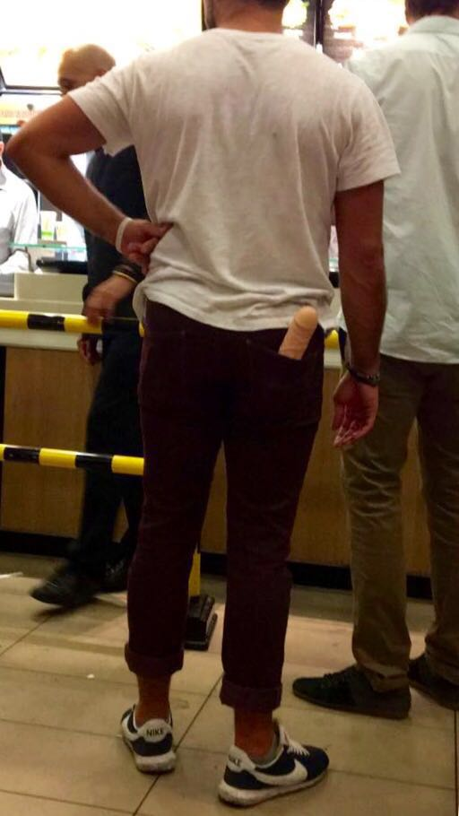 DUMPERT - Er steekt wat uit je broek