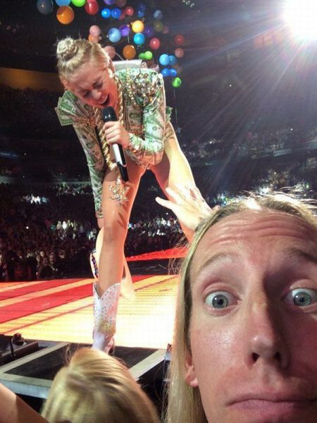 DUMPERT - Selfie bij Cyrus