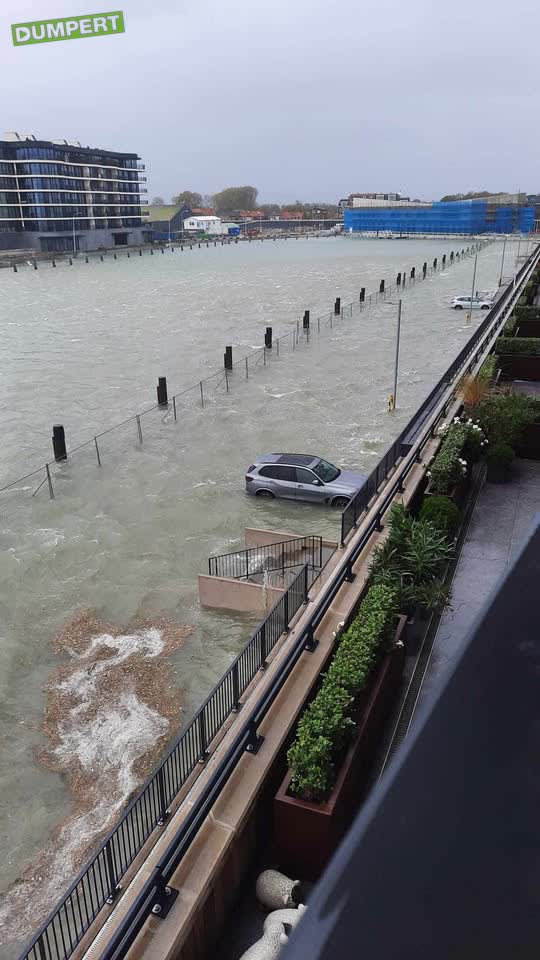DUMPERT - Foto van andere POV, overstroming