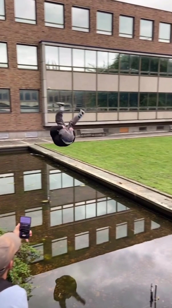 DUMPERT - Slootje springen