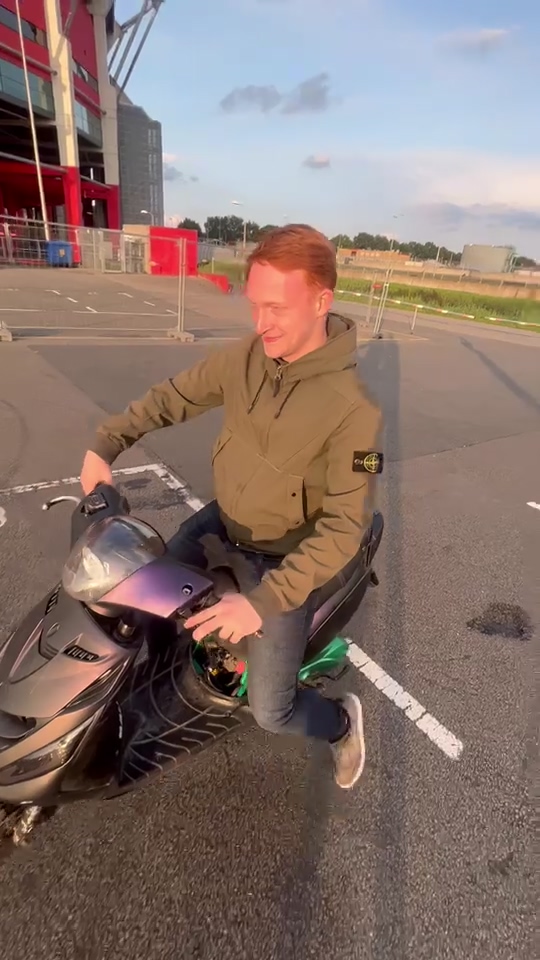 DUMPERT - Ginger stuntman doet trucje