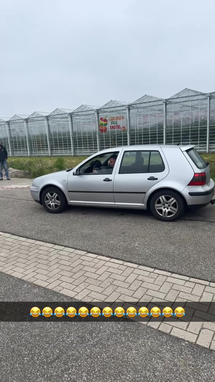 DUMPERT - Gooi die henger effe achter je Golf Mike