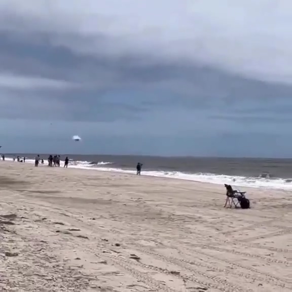 DUMPERT - Druk boven het strand