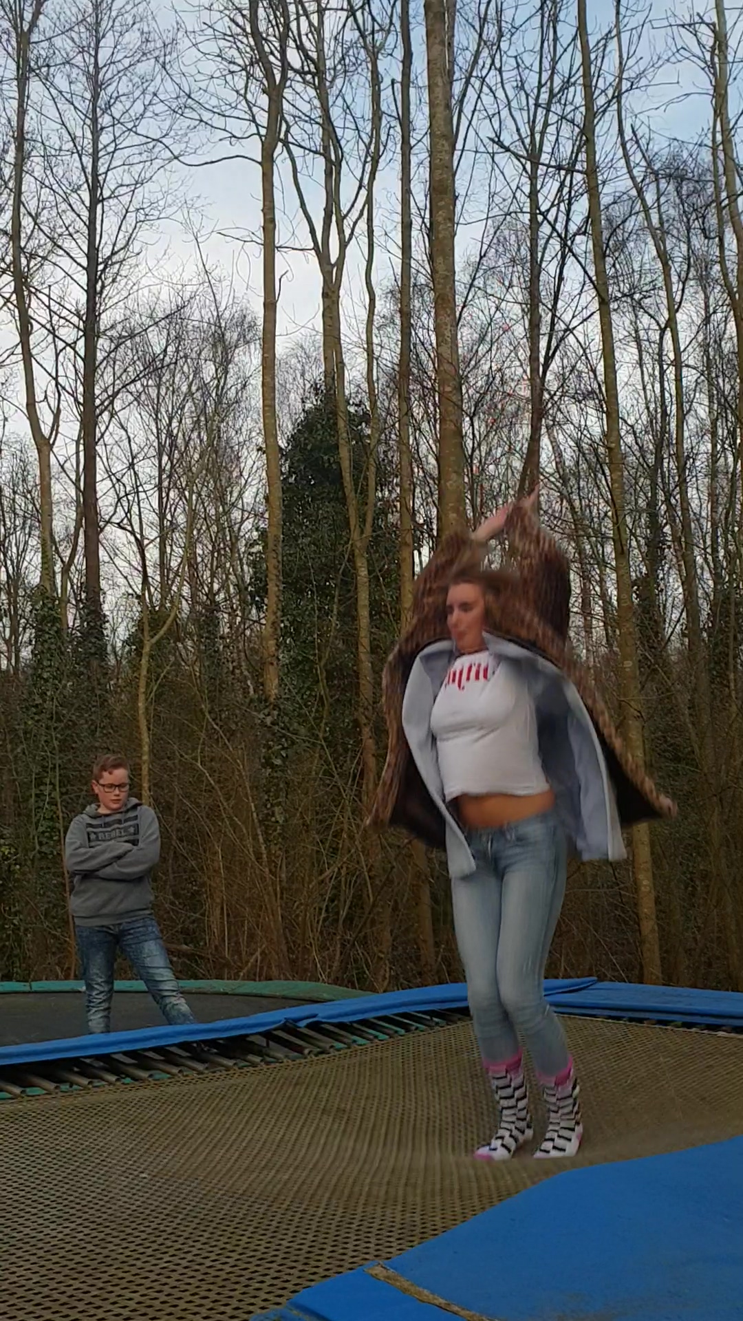 DUMPERT - Romy op de trampoline