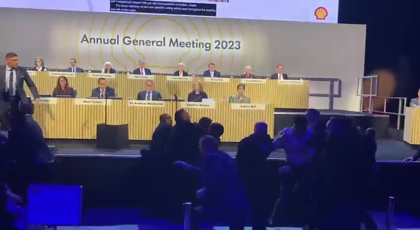 DUMPERT - Klimaatkindertjes crashen Shell aandeelhoudersvergadering