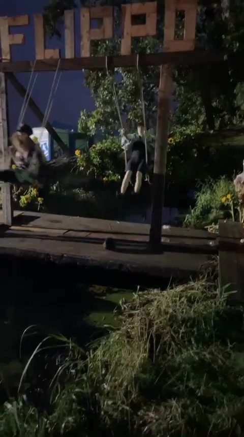 DUMPERT - Schommelstunt over de sloot