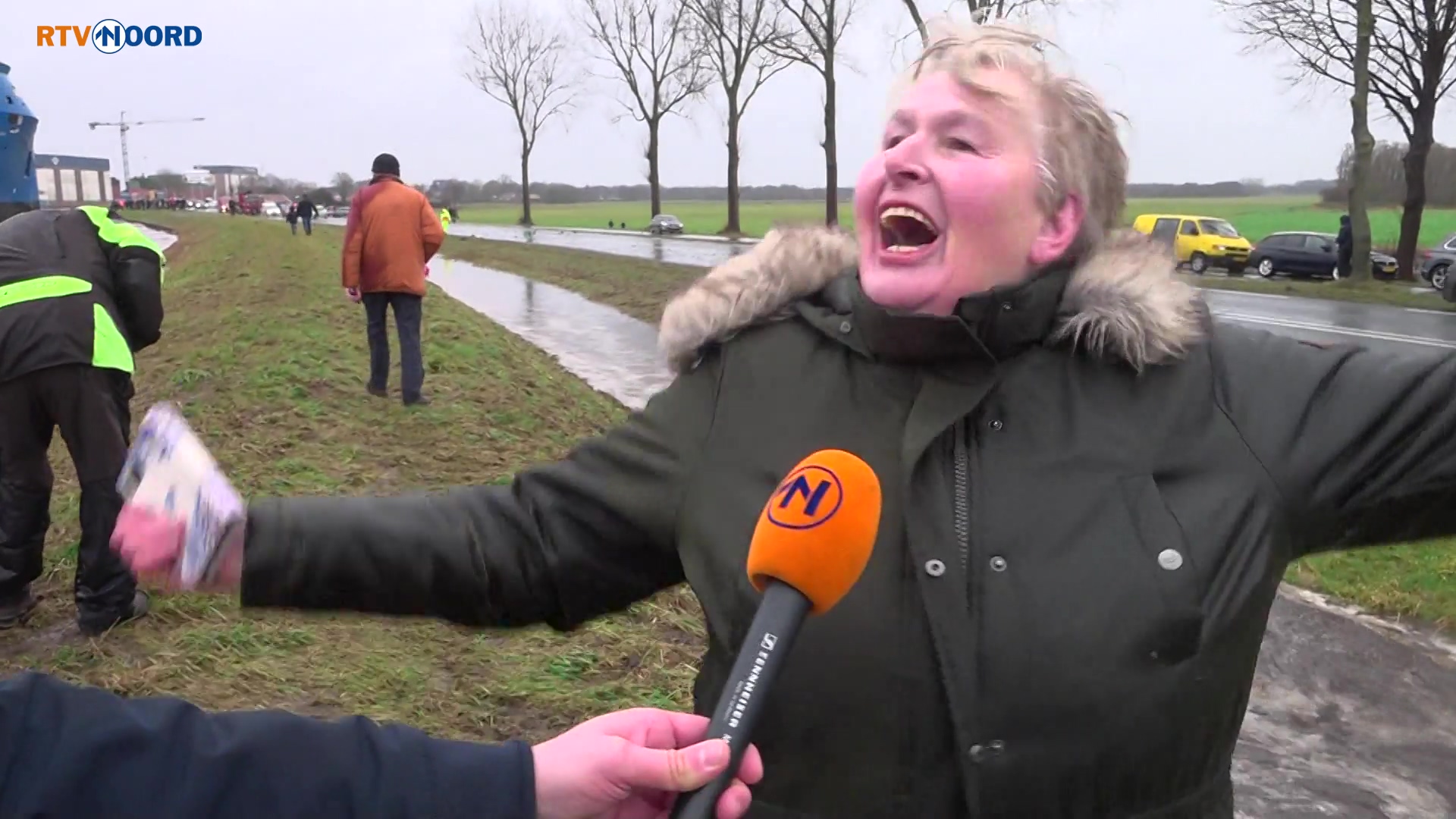 DUMPERT - Hannie haalt nat pak bij tewaterlating in Foxhol