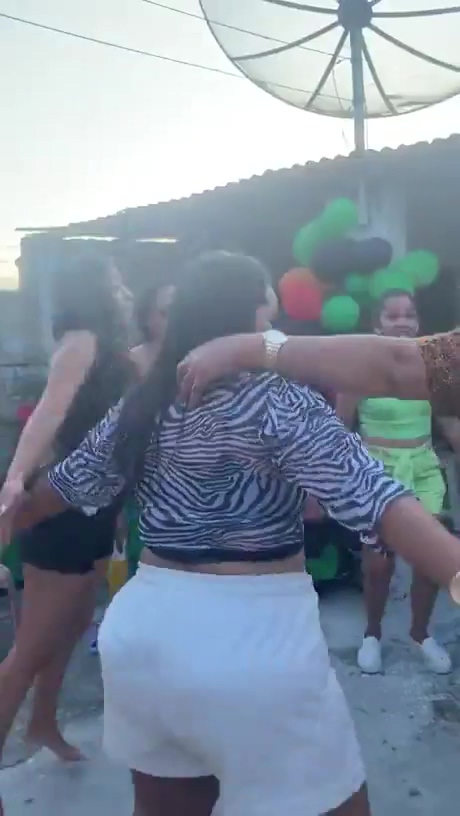 DUMPERT - Meisjes doen lekker springen