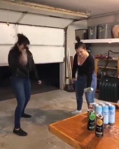 DUMPERT - Meisje met bier is boos