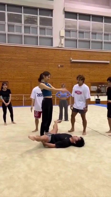 DUMPERT - Backflip vanuit het kruis