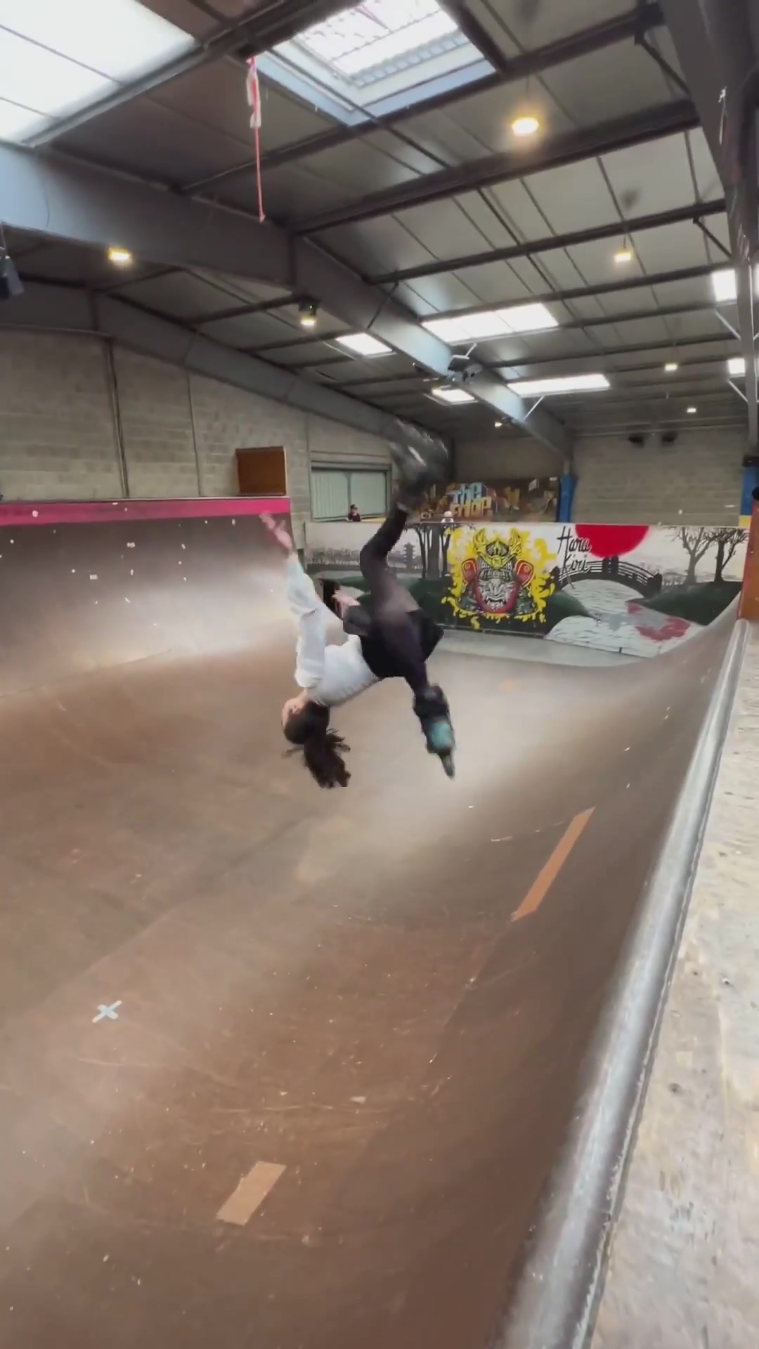 DUMPERT - Skatemeisje probeert backflip