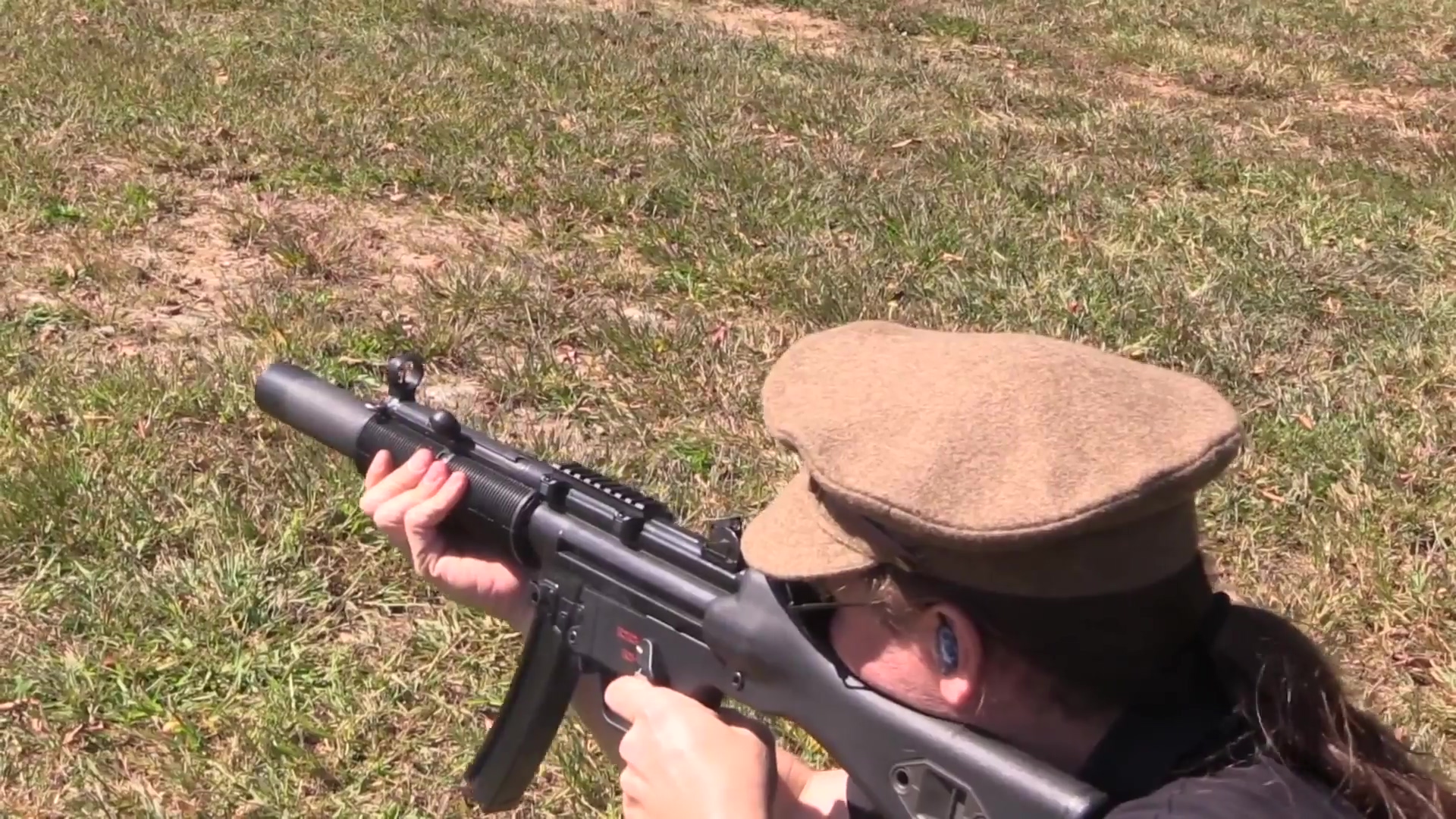 DUMPERT - Lekker wijf met MP5