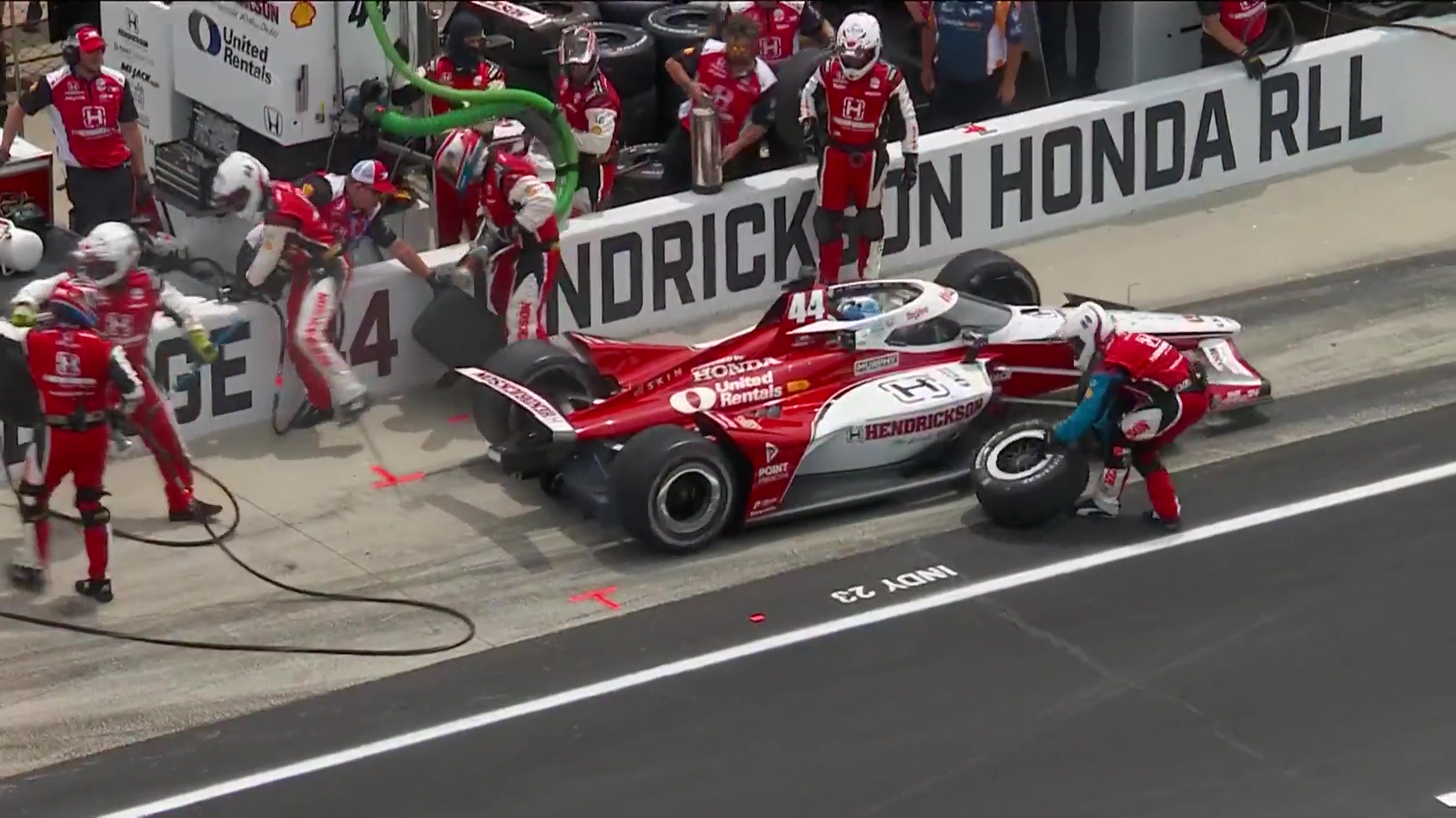 DUMPERT - Katherine Legge torpedeert bijna crewmember tijdens Indy 500