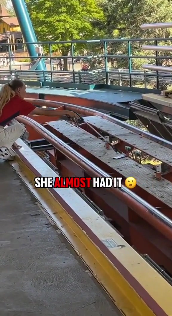 DUMPERT - Telefoon grijpen van achtbaan