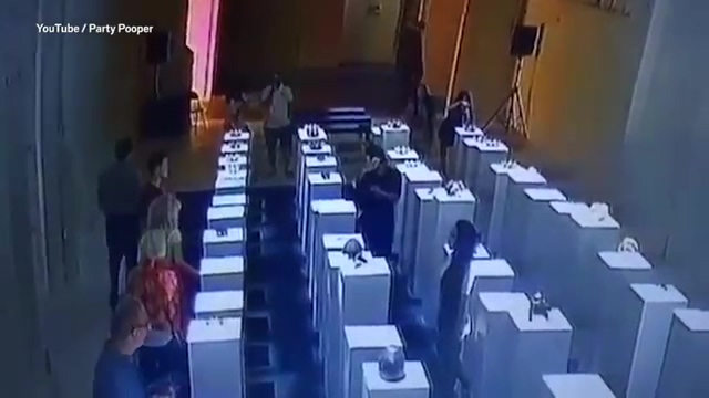 DUMPERT - Selfie met een kunstwerk