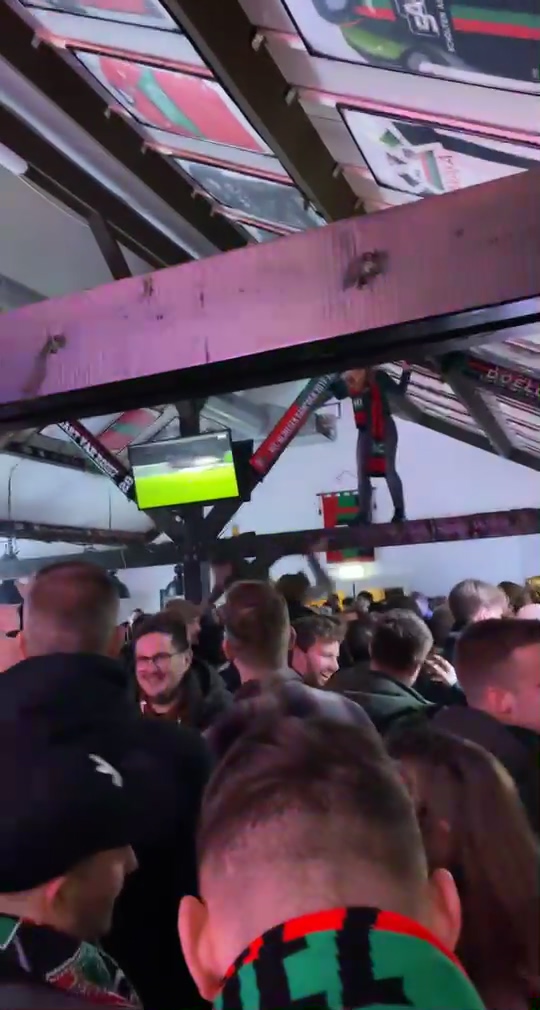 DUMPERT - NEC-fan doet vliegduik