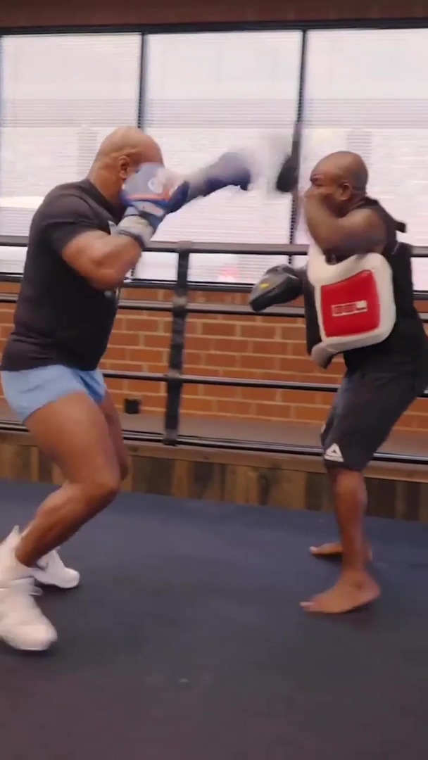 DUMPERT - Iron Mike op z'n 56ste