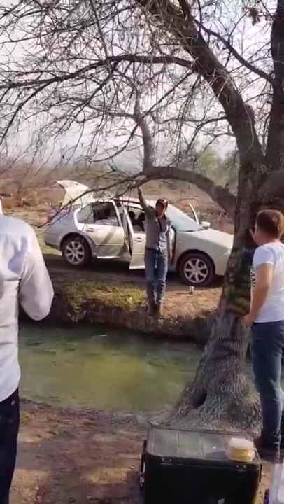 DUMPERT - Slootje springen met José