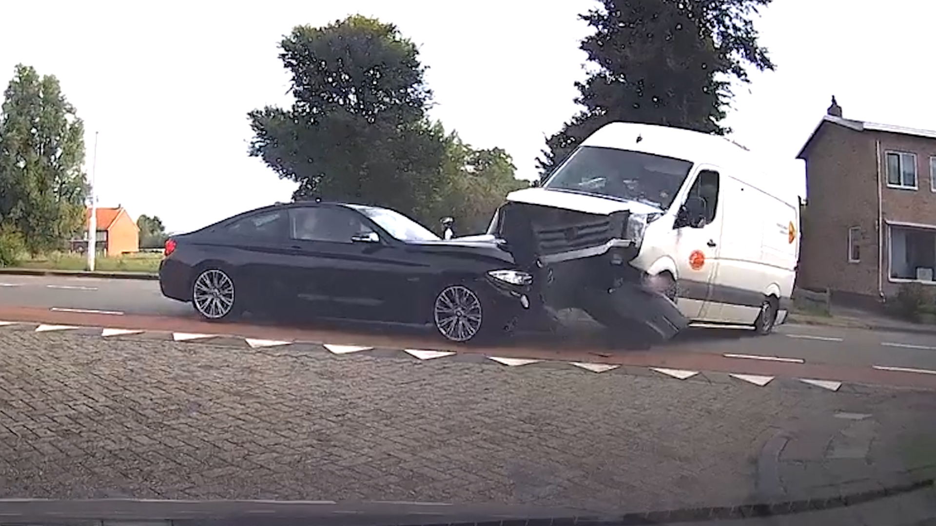 DUMPERT - Auto klapt hard op busje | Dumpert Dashcam 28