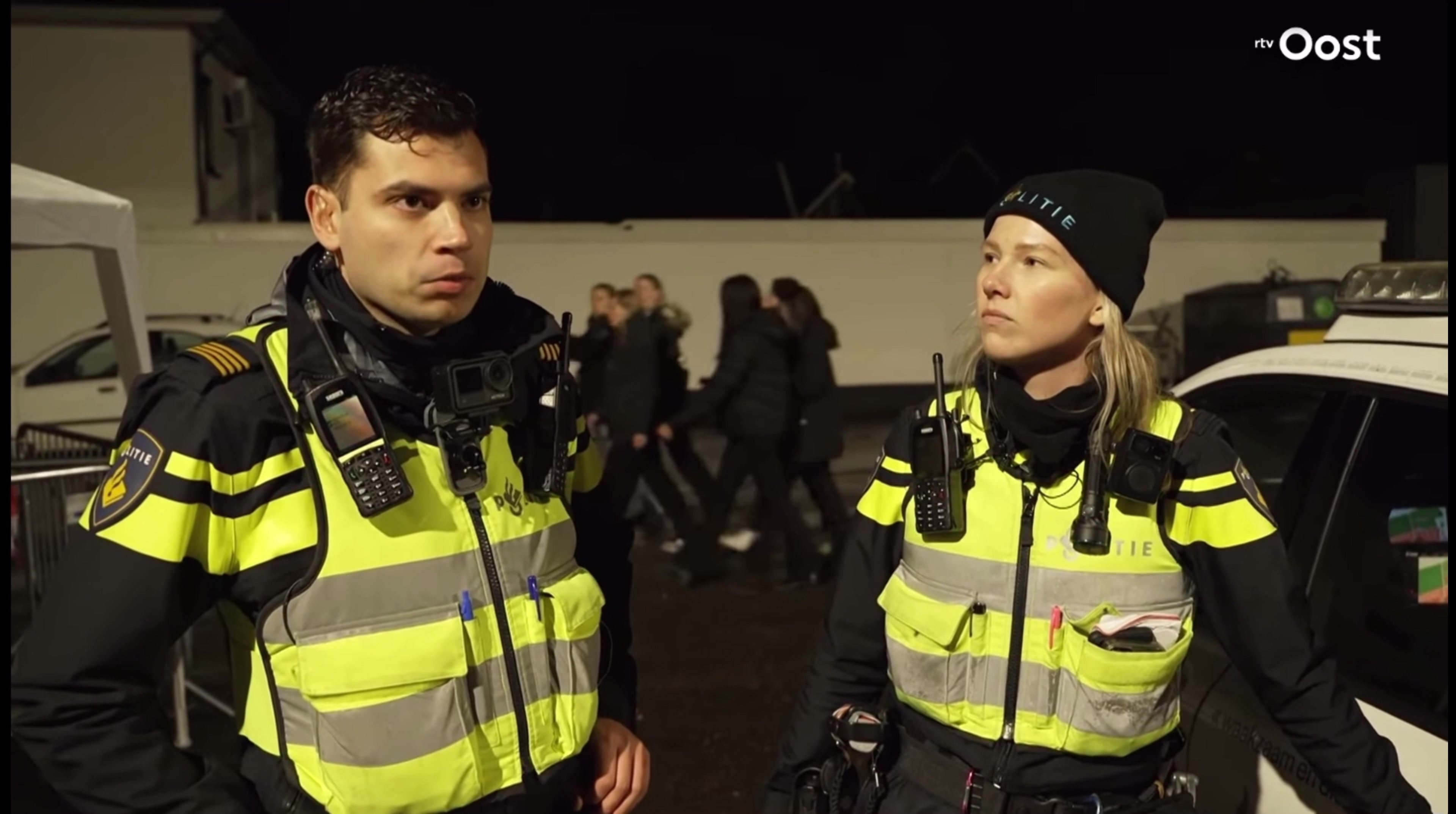 DUMPERT - Jongedame scheldt politie uit en wordt opgepakt