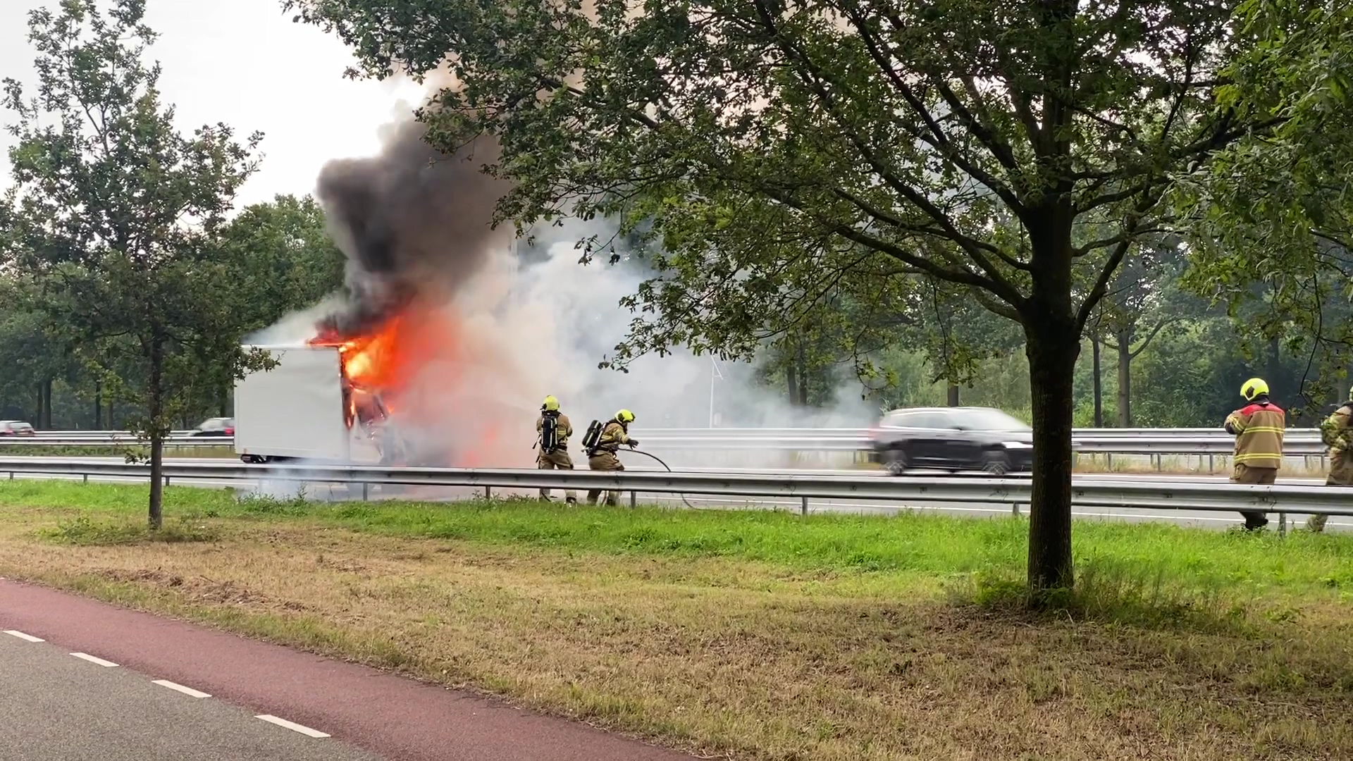 DUMPERT - PostNL busje in de hens op de A2