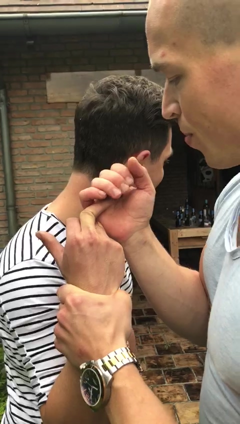 DUMPERT - Kromme vinger?