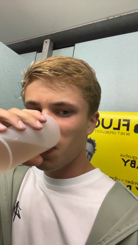 DUMPERT - Scheet in openbaar toilet