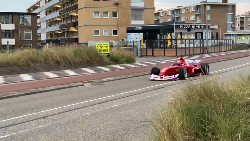 DUMPERT - F1-auto over Boulevard Zandvoort