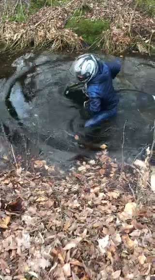 DUMPERT - Met je scooter in de sloot