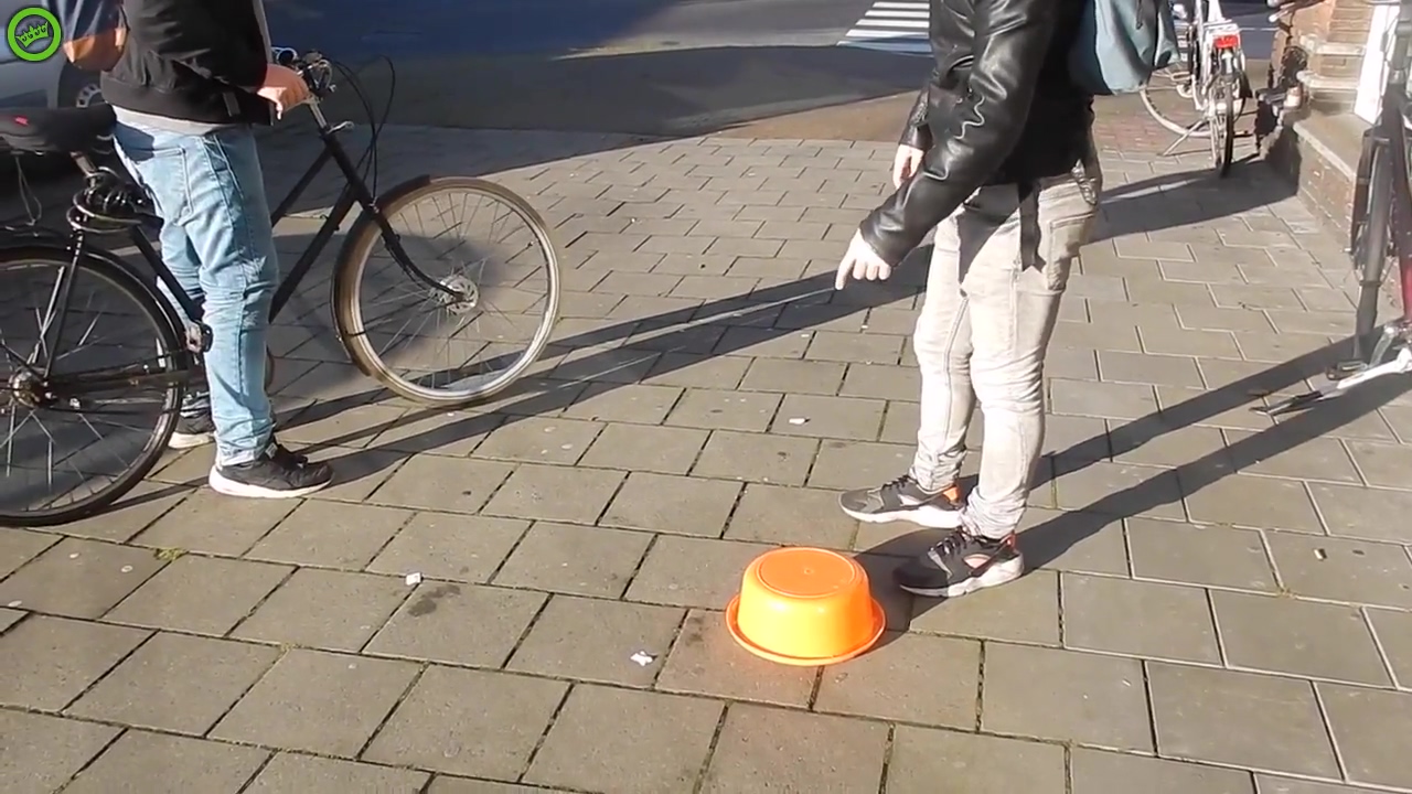 DUMPERT - Mensen in poep laten grijpen