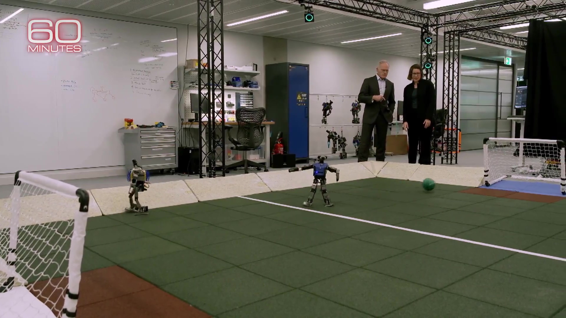 DUMPERT - Zelflerende robots spelen voetbal