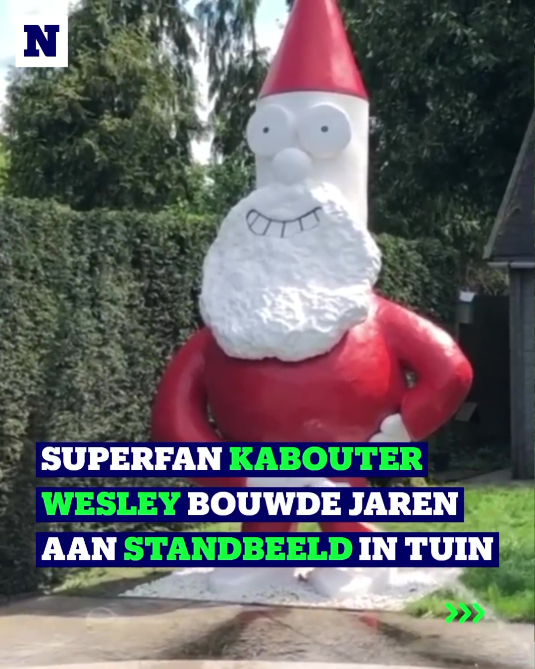 DUMPERT - Superfan Kabouter Wesley bouwde standbeeld