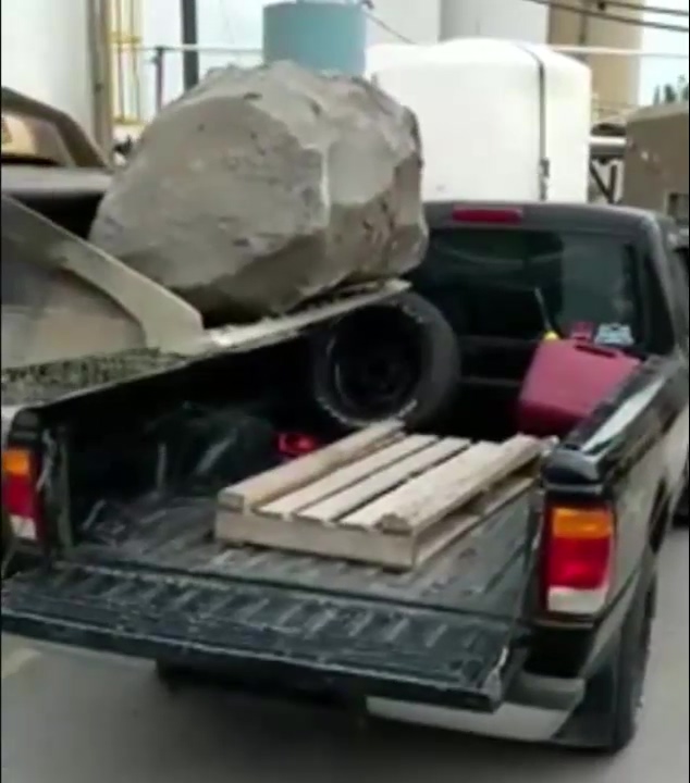 DUMPERT - Enorme steen in je pickup