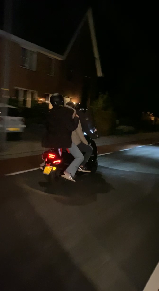 DUMPERT - Met z’n 3e op de scooter…