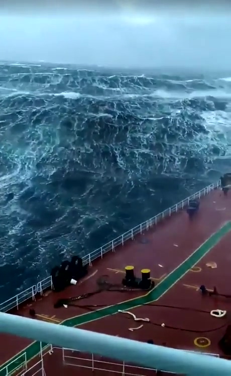 DUMPERT - Bootje varen in de storm?