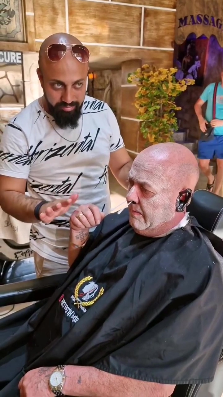 DUMPERT - Even langs de Turkse kapper..