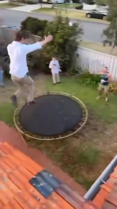 DUMPERT - Van het dak op de trampoline