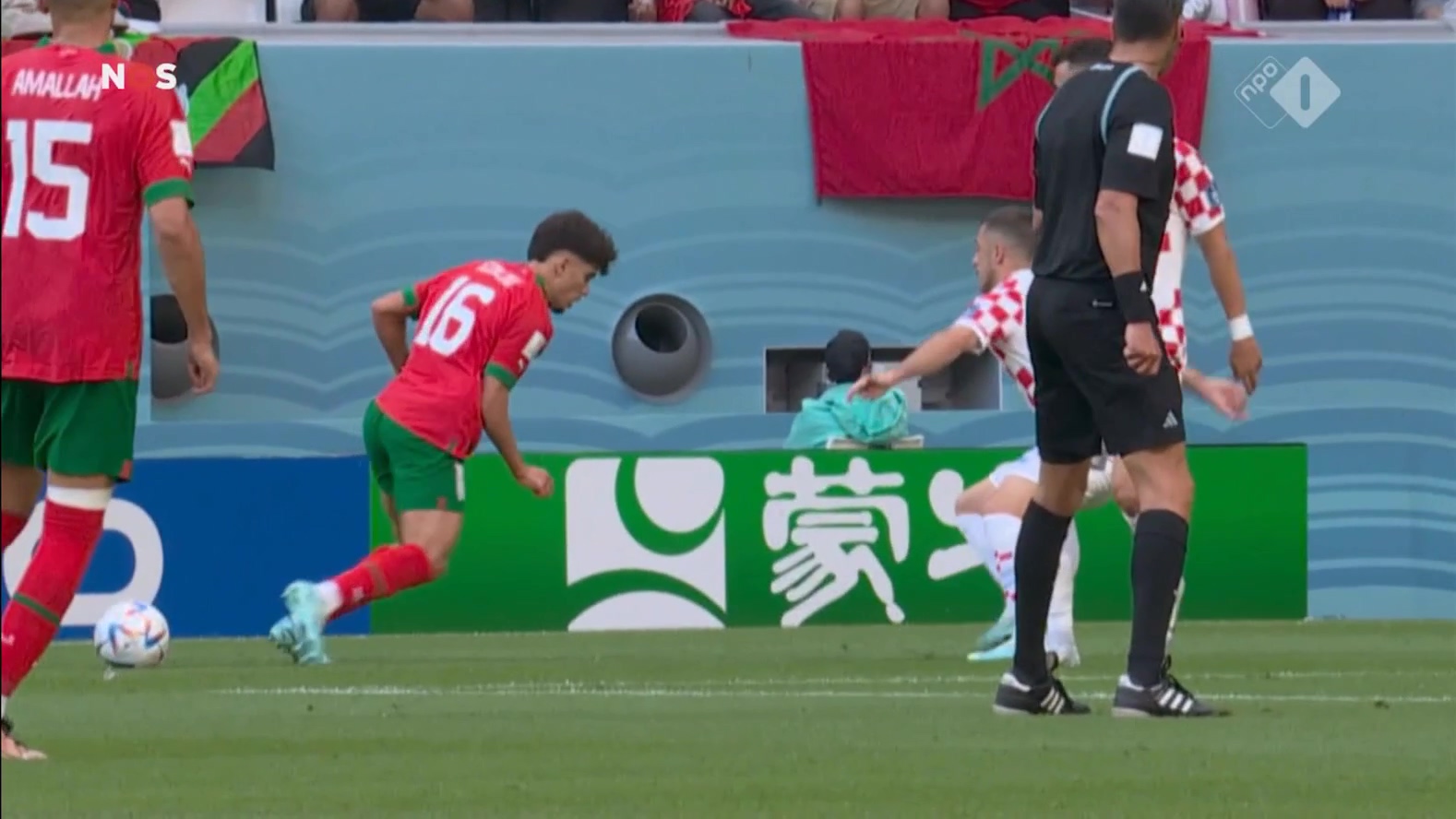 DUMPERT - Ezzalzouli trapt in eigen truuk