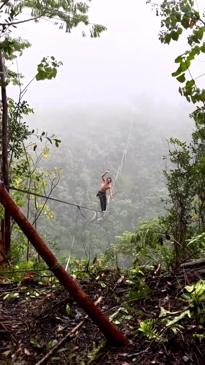 DUMPERT - Stukje koorddansen in de ochtend