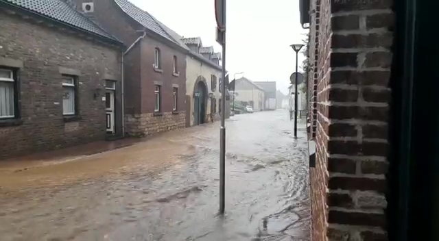 DUMPERT - Moessonregens des doods begonnen in Limburg