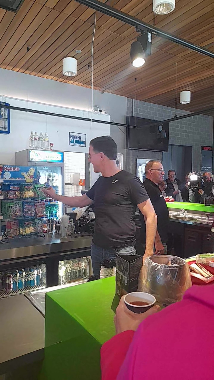 DUMPERT - Mark Rutte achter de bar