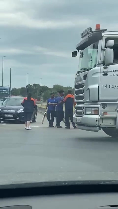 DUMPERT - Fittie op de parking van Volvo cars Gent