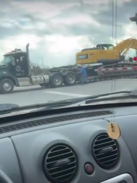 DUMPERT - Trein kopt truck met graafmachine in Georgia