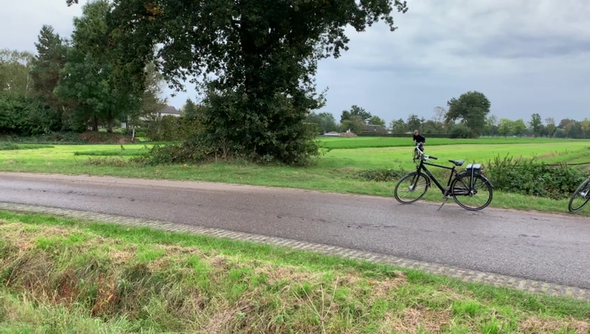 DUMPERT - Over sloot fietsen gaat fout