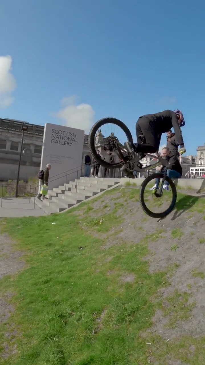 DUMPERT - Fietsmeneer doet hellingproef