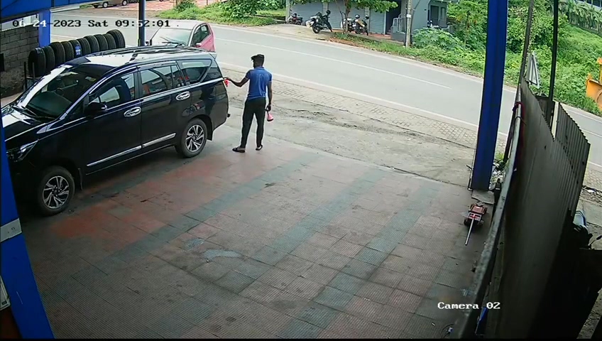 DUMPERT - Auto is weer helemaal schoongepoetst