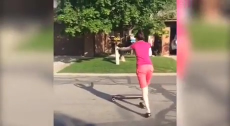 DUMPERT - Meisje doet handstand